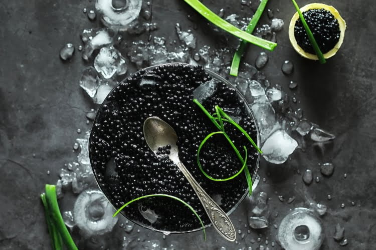 Por que o caviar é tão caro? Entenda o motivo e de onde ele vem
