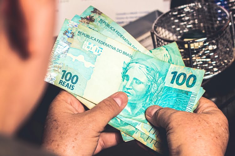 Como saber se a nota de 100 é falsa? Veja como identificar